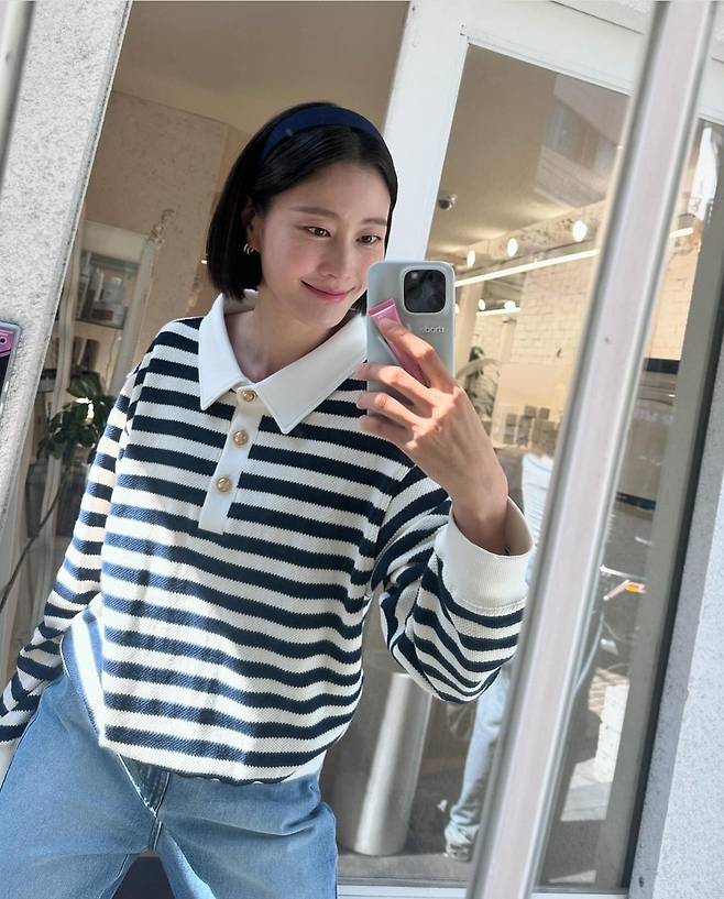 이현이 열심히 일한 하루 스트라이프 티셔츠에 청바지 입고 청순한 마무리 스타와 패션