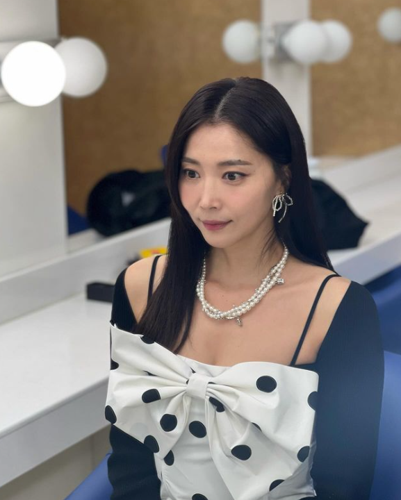 45세 초동안17살 아들 둔 여배우학생같은 도트미니원피스룩 소화한 관리법 셀럽뉴스