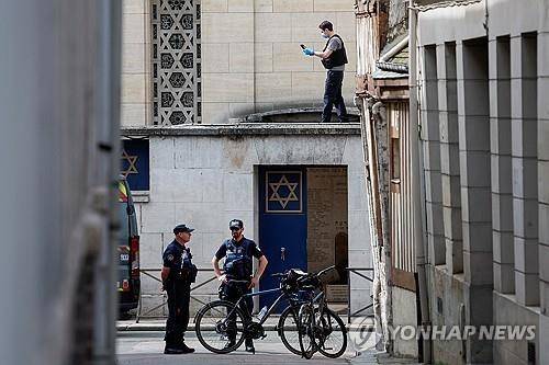 유대교 회당 불 지르고 경찰 흉기로 위협한 남성총에 사살