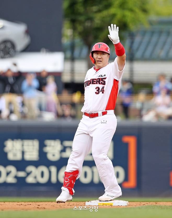 최형우는 ‘회춘’하지 않았다, 늙은 적이 없으니까···41세 타자의 전력질주와 다이빙캐치, 그리고 타점왕 경쟁