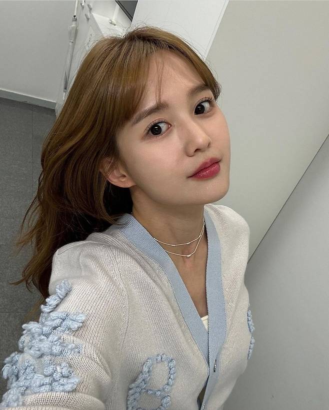 남보라 안경 벗고 머리색 바꾸니 딴사람 인형 비주얼 카디건 청바지 패션 스타와 패션