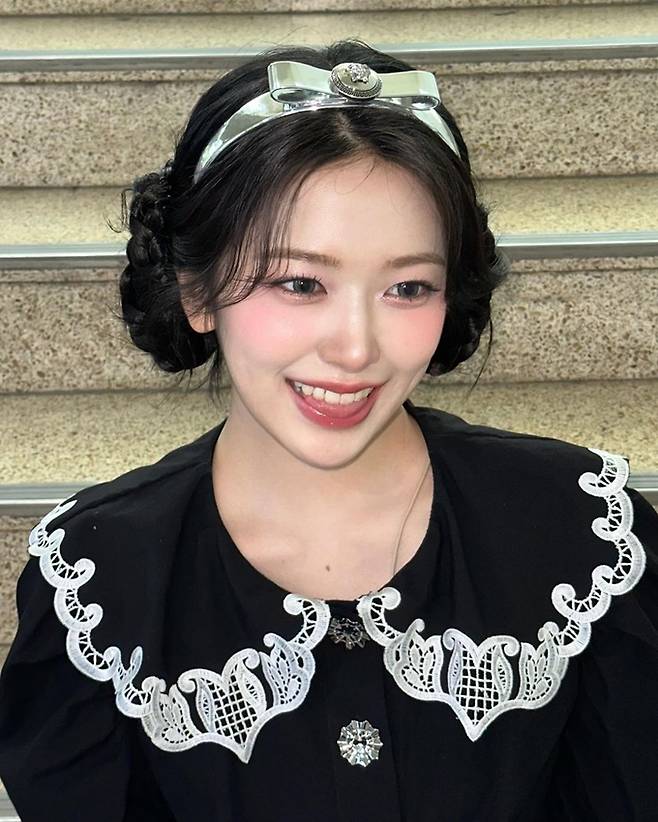 안유진 닮았네 싱크로율 100 만찢녀 요정의 케이프 블라우스 로맨틱룩 패션엔