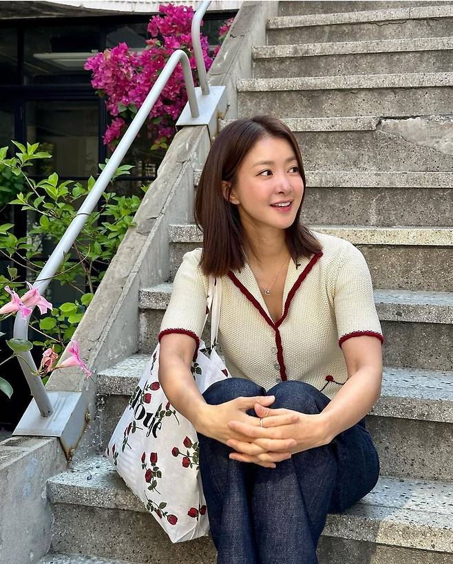 이시영 너무 예쁜 성수동 로맨틱한 장밋빛 크롭 니트 데님 팬츠룩 스타와 패션