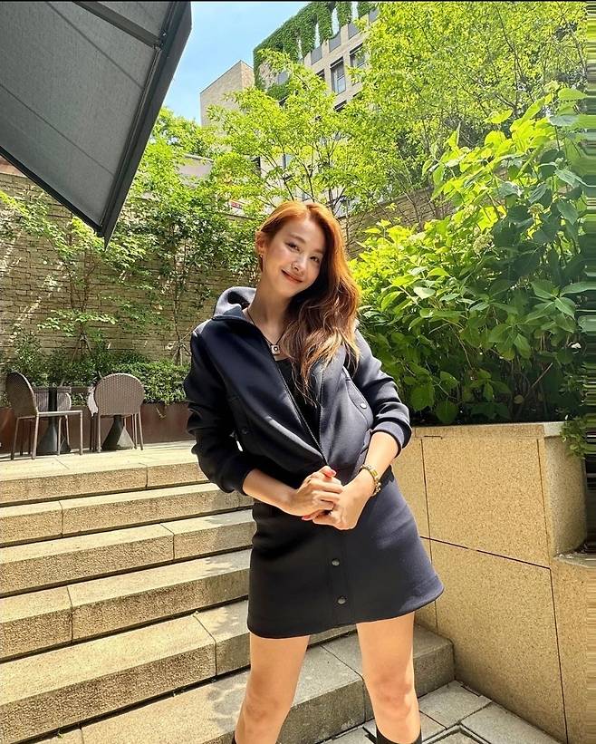 유인영 테라스서 만나면 행복한 사람 누구 햇살 좋은 날 로맨틱한 셋업 패션 스타와 패션
