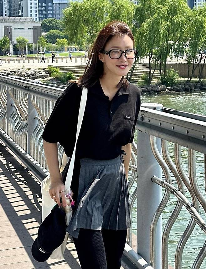 이시영 요즘 푹 빠진 스쿨룩 방점은 뿔테 안경과 플리츠 미니 스커트 패션엔