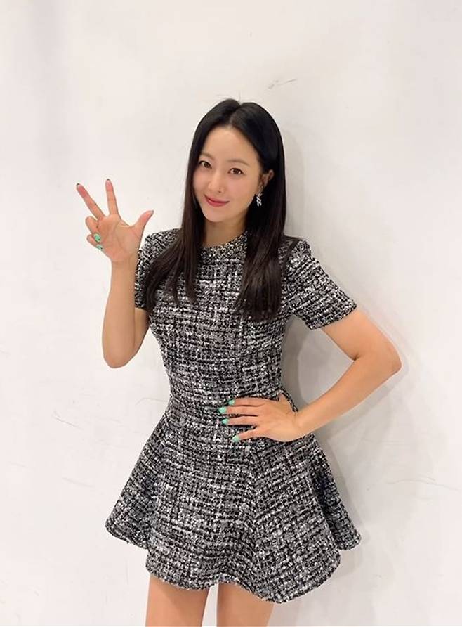 김희선 47세 나이 잊은 원조 여신 리즈 시절 같은 트위드 미니 원피스룩 패션엔