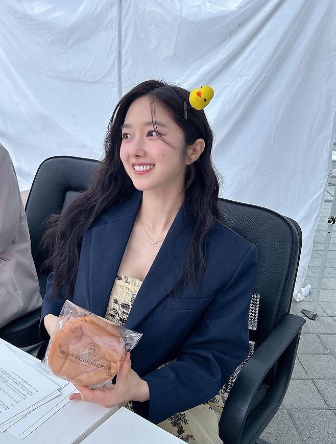 이혜성 아나운서 물결펌에 깜찍 오리 달았네 귀엽고 여성스러운 헤어스타일링 뷰티는 내운명