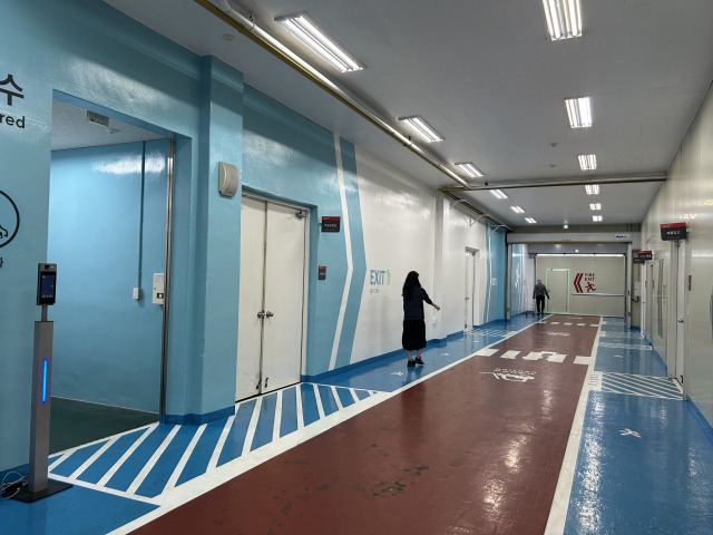 키보다 큰 표식 한 눈에···지게차·사람 동선 색으로 구분 산업 재해 막는 안전 디자인