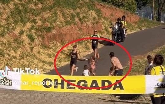 저기 엄마 오네 가봐”마라톤 결승선 앞둔 아내에게 딸 보낸 남편 ‘경악
