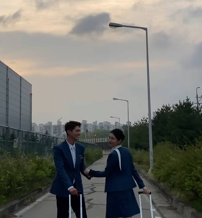 수지 ♥박보검과 설레는 제복 투샷 로우번 승무원 머리도 찰떡 어피 헤어스타일 뷰티는 내운명