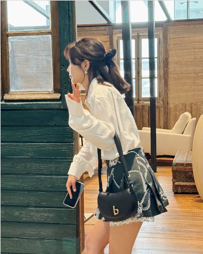 기은세 눈 호강 실컷한 성수동 나들이 블라우스 미니스커트 패션 스타와 패션