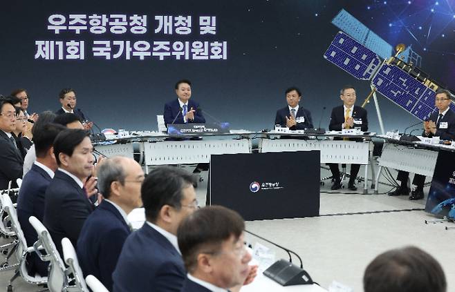 尹 2032년 달에 우리 탐사선 착륙 2045년 화성에 태극기 꽂을 것