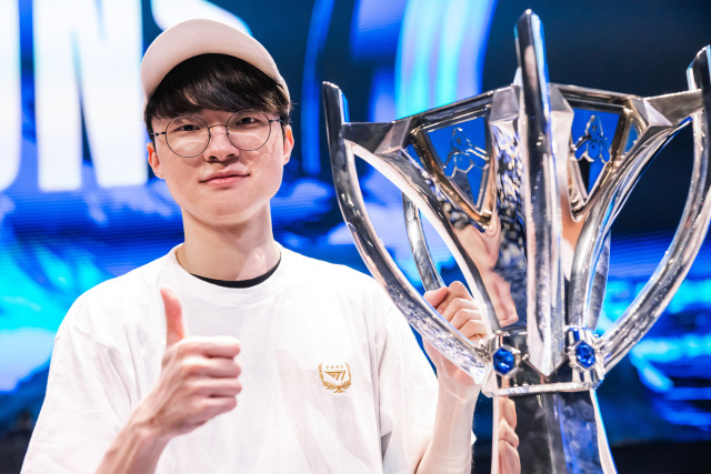 ‘lol 전설의 전당 1호 축하···페이커 신전 문 열었다