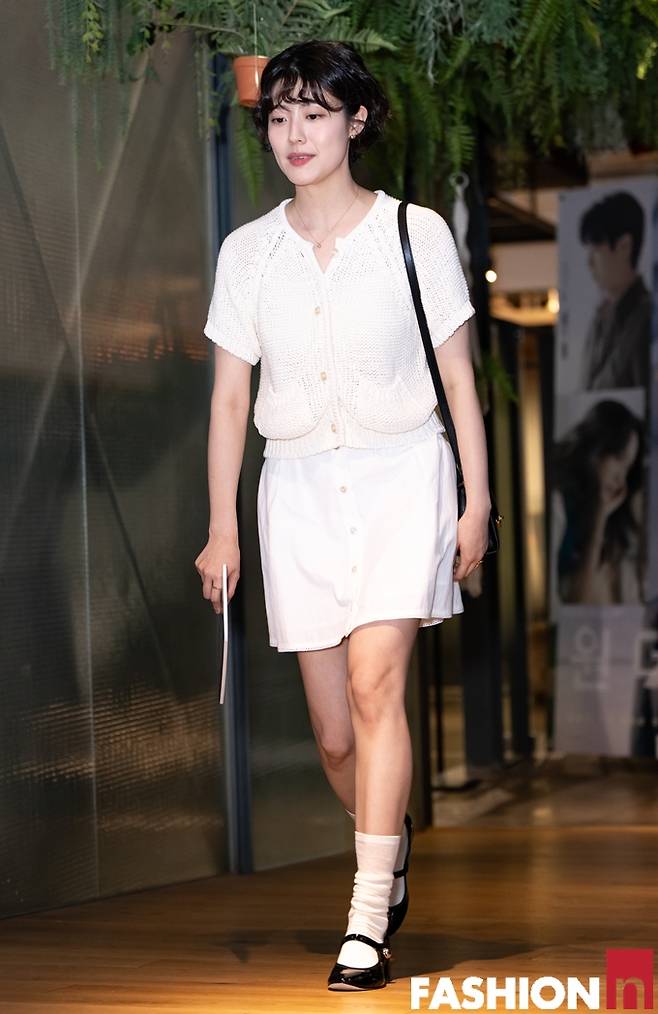 남지현 숏컷 펌헤어 친근감 100배 크로셰 니트 카디건 나들이룩 패션엔