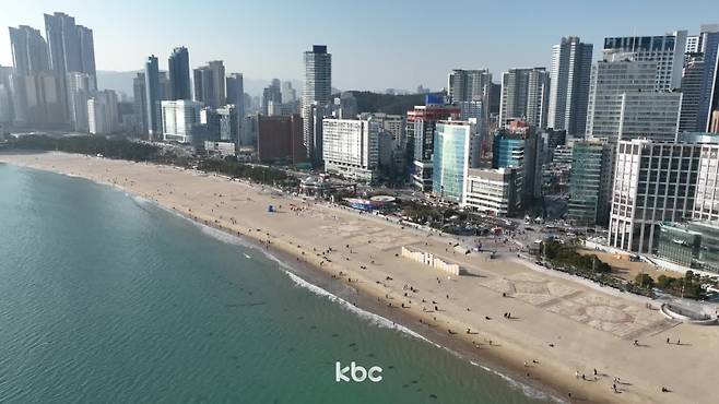 이른 더위에 문 연 해수욕장해운대ㆍ송정 부분 개장