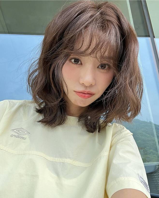 이주빈 머리 볶으니 딴사람 샛노란 반팔티에 숏팬츠 입고 산책 스타와 패션