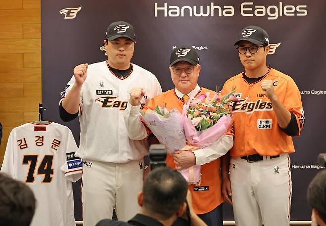 주황색 유니폼 입은 김경문 감독 2등만 한 것 아픔한화에서 우승하겠다”