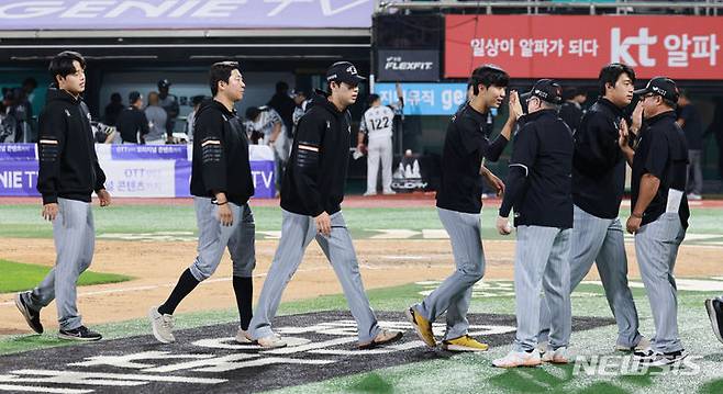 승리와 함께 돌아온 한화 김경문 감독 기쁘고 고맙다
