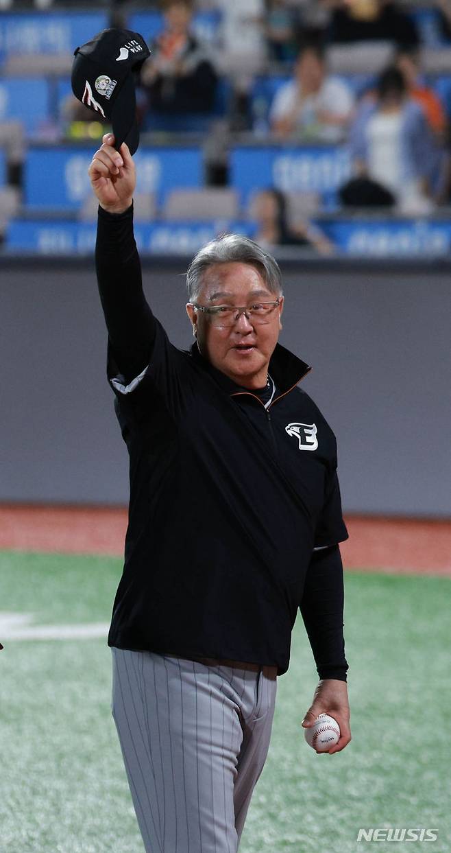 벤치클리어링에 입 연 김경문 한화 감독 오해할 만한 행동하지 않아야