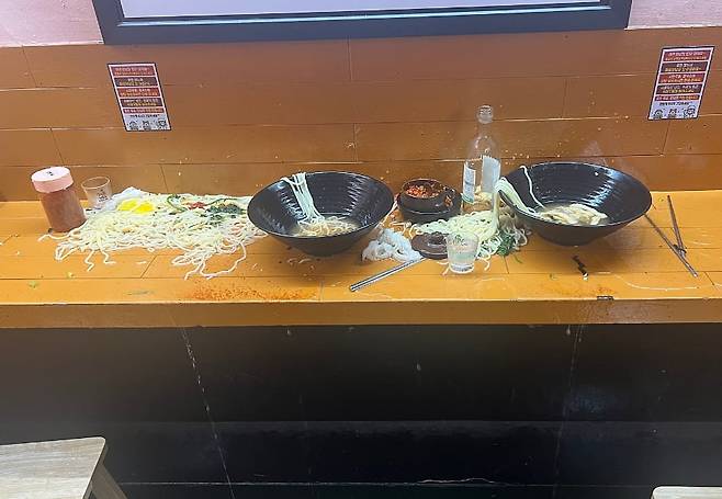 우동 엎고 직원 가슴팍 툭툭”기분 나쁘다며 난동 피운 진상 커플