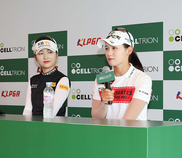 박현경의 인터뷰를 바라보는 이예원 Klpga 셀트리온 퀸즈