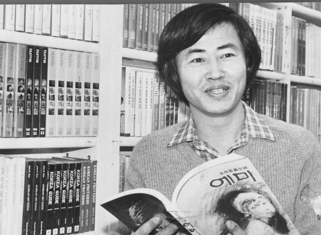외로운 신인 시절 유일한 우군 윤흥길 작가를 교단서 문단으로 불러낸 한국일보 문학 人 한국일보