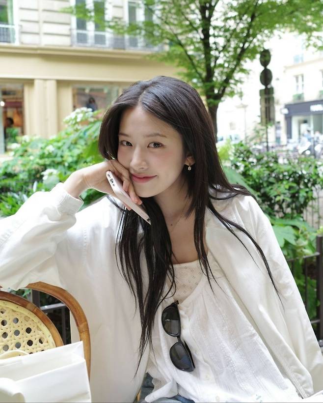 안유진 파리에서 쉬는 날 바람 숭숭 펀칭 민소매 카디건룩 스타와 패션