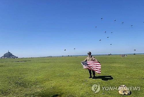 美 의원들 노르망디작전 80주년 기념해 현장서 낙하산 점프