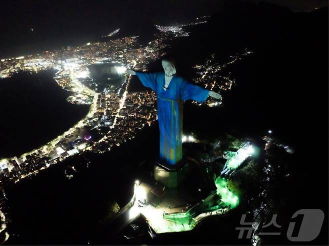 한복 입은 브라질 리우 예수상진주시 실크등 전시 행사 일환