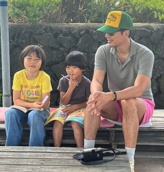 [sc이슈] 친아빠보다 낫다…♥김나영 마이큐 父부재 신우x이준 형제 애정 육아에 반응 폭발