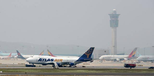 화물기 타이어 파손 인천공항 1활주로 운영 중단 운항 차질