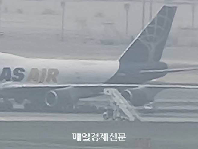 포토 인천공항서 수리중인 화물기
