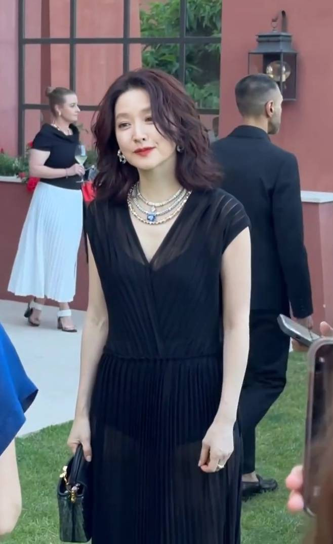 이영애 귀티 끝판왕 예술적인 미모에 프랑스가 들썩 고혹적 단발 웨이브에 시선 집중 뷰티는 내운명