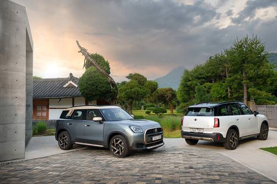 New MINI Countryman lands in Korea with Samsung's round OLED display
