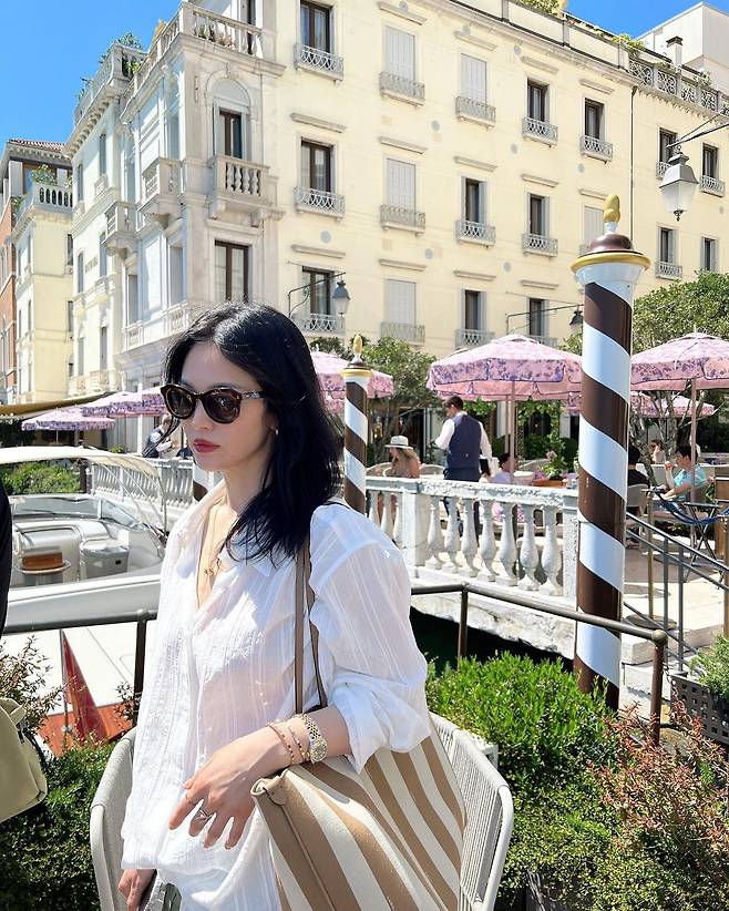 송혜교 화이트 린넨 셔츠 입고 내추럴한 미모로 베네치아 여행중 라이프 뉴세이