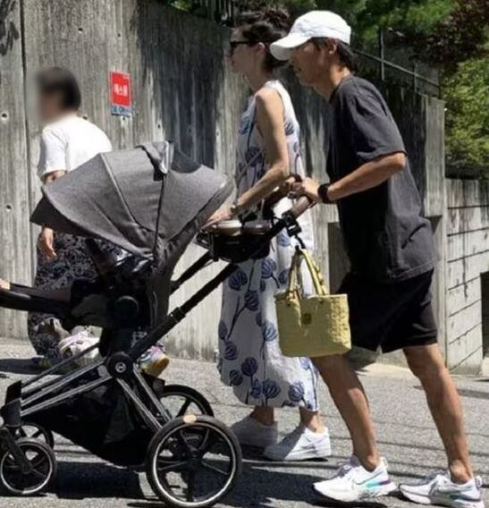 아기 울길래 고개 돌려보니 송중기였다”영국인 아내와 유모차 끌어 목격담 화제