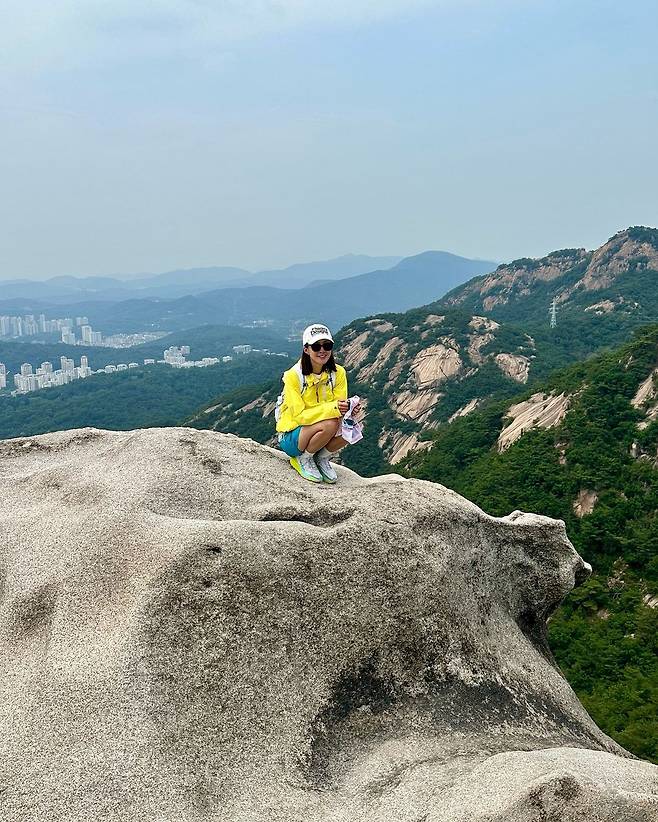 이시영 폭염주의보 뚫고 노란바람막이 입고 등산 라이프 뉴세이