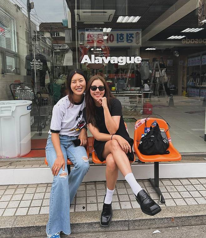 손담비 블랙 미니 원피스와 스웨커 로퍼 신고 성수동 나들이 라이프 뉴세이