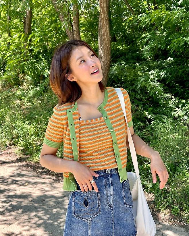 이시영 니트 탑and가디건 셋업과 청치마 입고 한강 나들이 라이프 뉴세이
