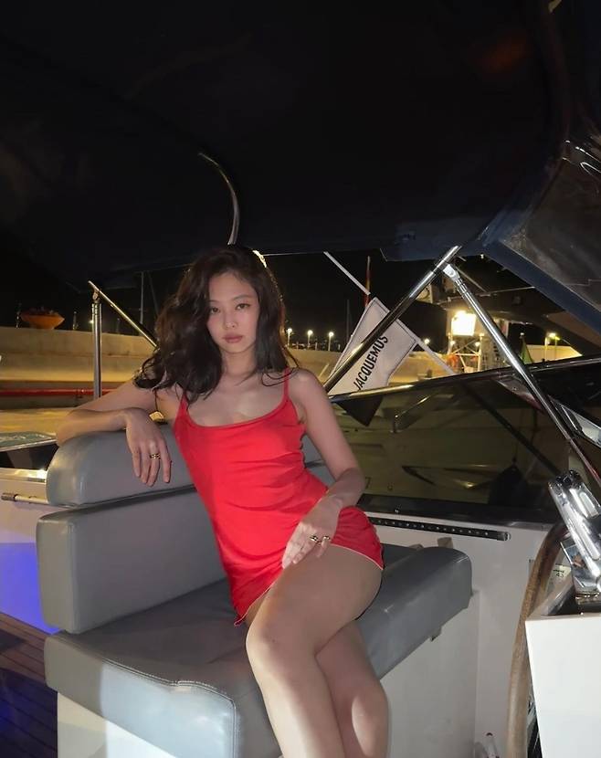 제니 밤파티에 뜬 레드 핫걸 민소매 원피스 입고 고혹적 미모 뽐내 스타와 패션