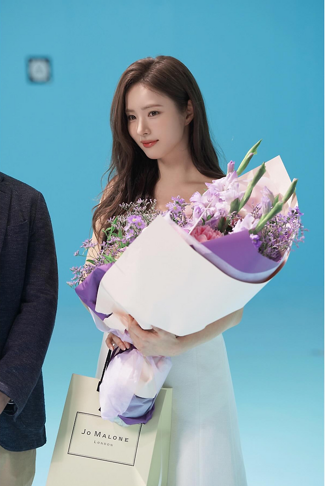 신세경 화이트 원피스 입고 오똑한 콧날 빛나는 청순미녀 스타픽