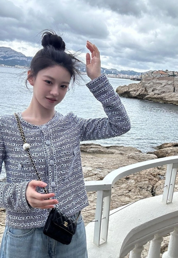 진짜 하얗네샤넬 신상 입고 등장요즘 실물1등이라고 난리난 여배우 셀럽뉴스