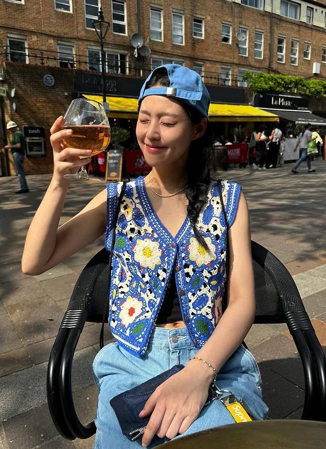 설현 영국 노팅힐에서 할머니 패션 귀엽게 차려 입은 Y2k 꽃무늬 조끼 여행룩 패션엔