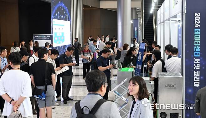 2024 데이터센터 서밋 코리아 부스 둘러보는 참관객들