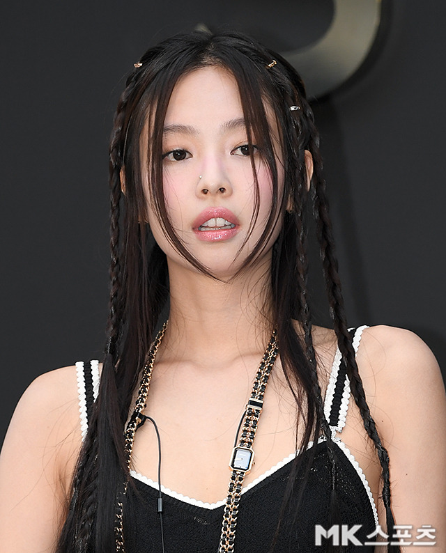 제니 인간 샤넬 빛나는 올블랙 바디 고혹적 시스루 원피스 입고 시선 강탈 스타와 패션
