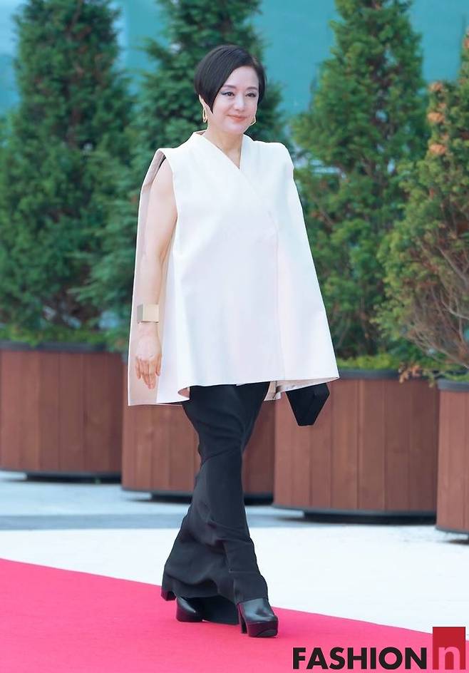 장미희 세월가도 우아한 클라스 품격있는 블랙앤화이트 드레스룩 패션엔