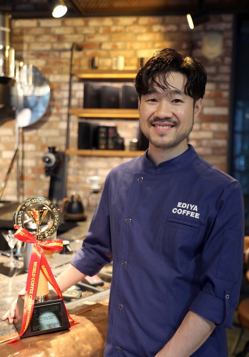 이 커피 마시면 알딸딸하겠네”세계 홀린 ‘이 남자 바리스타 챔피언