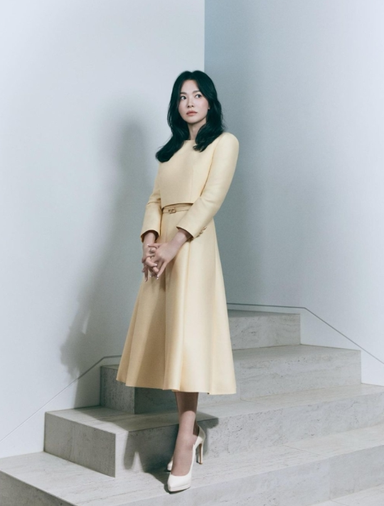 송혜교 글로벌 스타의 미니멀리즘 원피스와 고급스러운 텍스처의 품격
