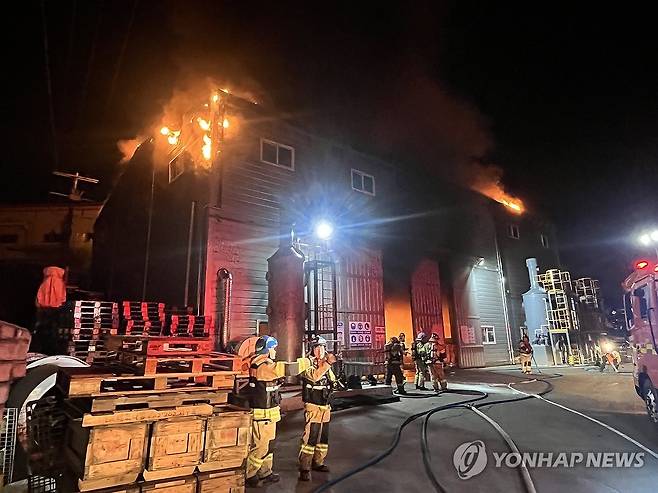 김해 폐기물 처리 공장 불폐리튬전지 등 불타 인명 피해 없어