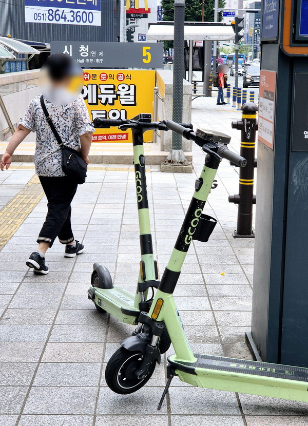 도심 무법자 전동킥보드 최고 시속 20㎞로 제한종합